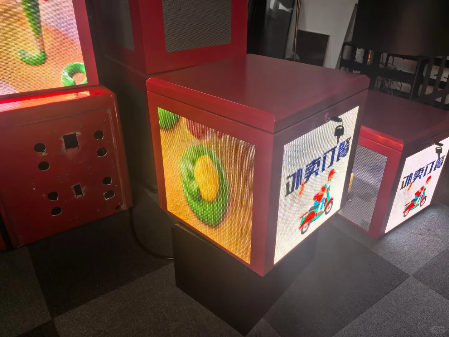 The Future of Delivery: LED Displays Motorbike Food Delivery Boxes - TW ...